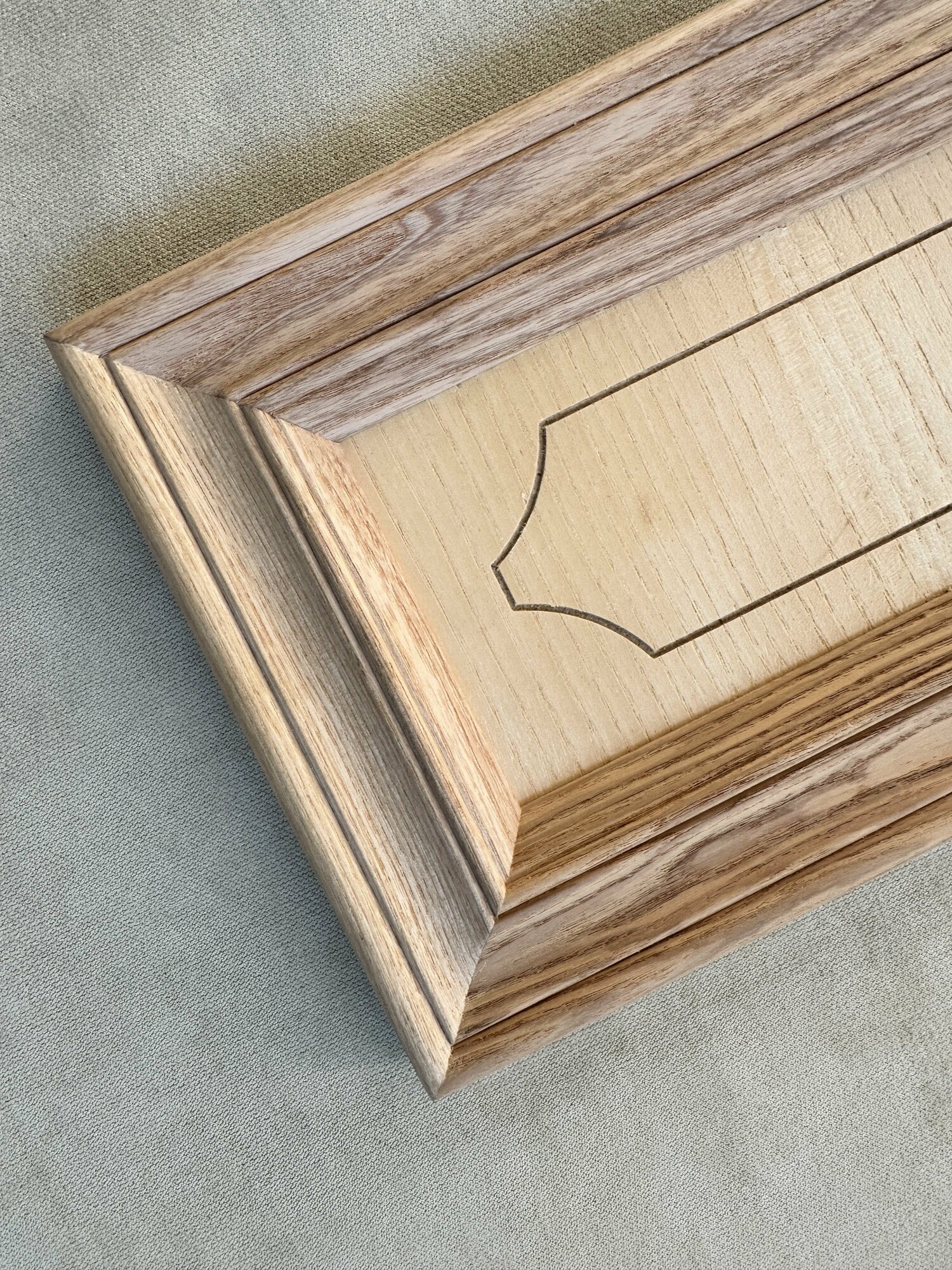 Фасад из массива ясеня "берта" с резьбой глухой без отделки 177*397 мм