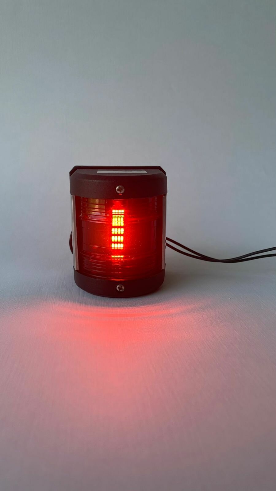 Навигационный огонь (Бортовой) Led. Цвет свечения: Красный. 12 В. DC, черный корпус. IP67