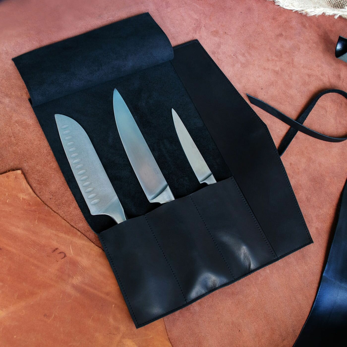 Кожаный чехол - скрутка для ножей. На 3 ножа. На хлястике. Сверток для повара