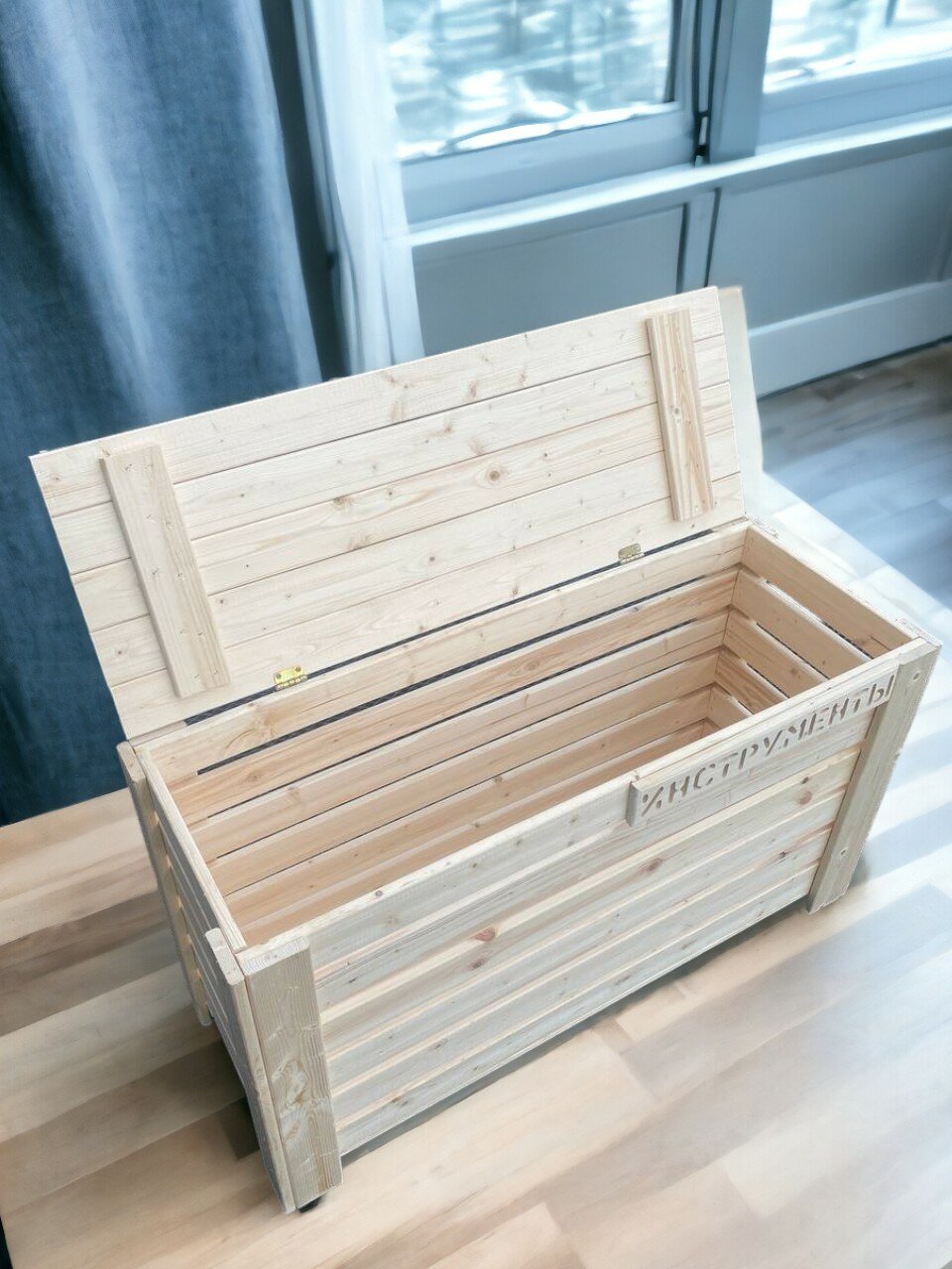 Ящик для инструментов откидной, из массива хвои (103х57х38 см)