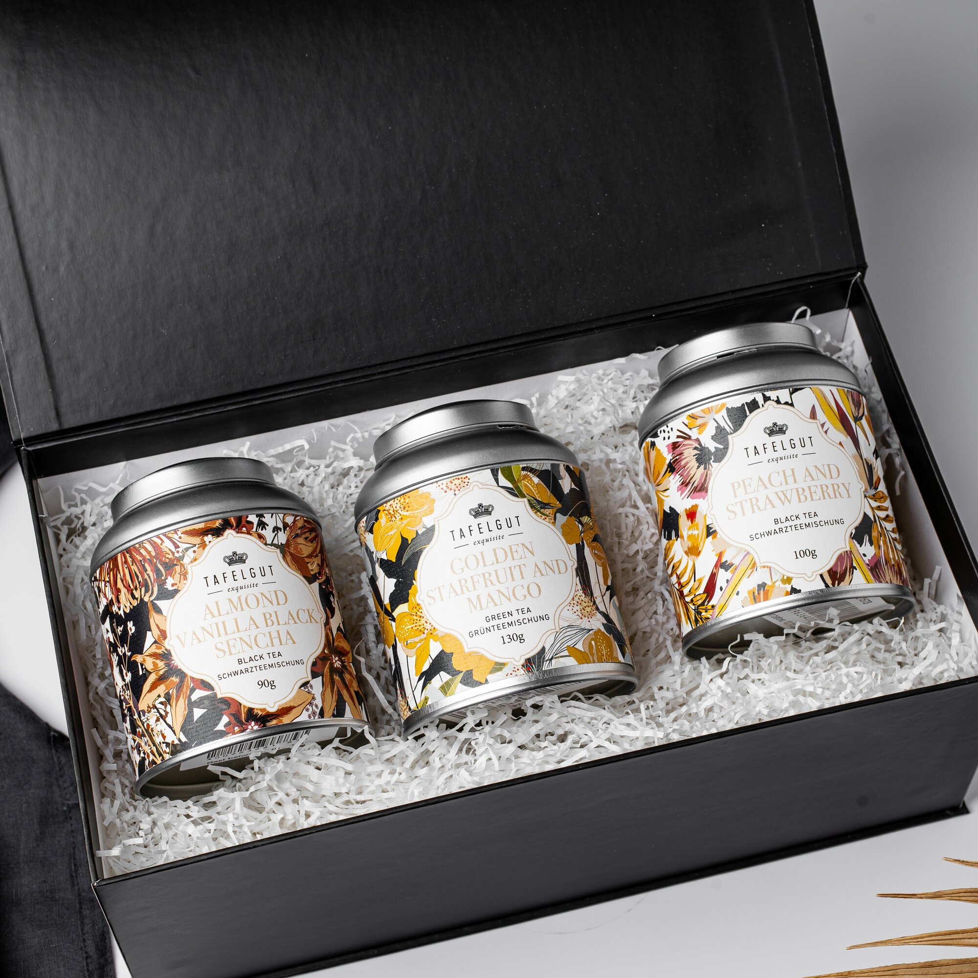 Подарочный набор из трёх чаёв "Almond vanilla black sencha", "Golden starfruit and mango" и "Peach and strawberry"