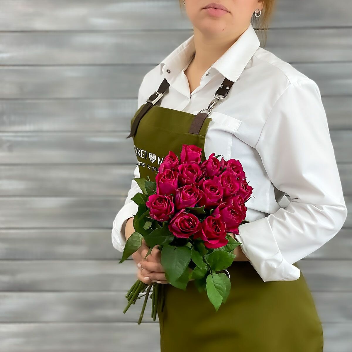 Букет из 17 малиновых роз с лентой 38см