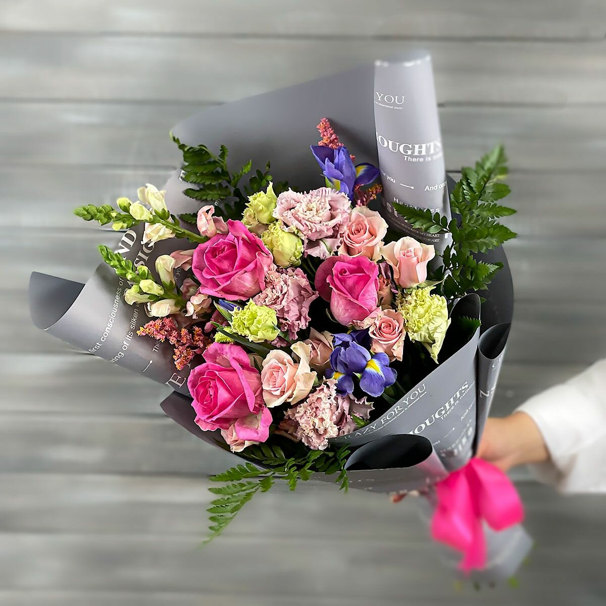 Букет из живых цветов роз, эустом и ирисов