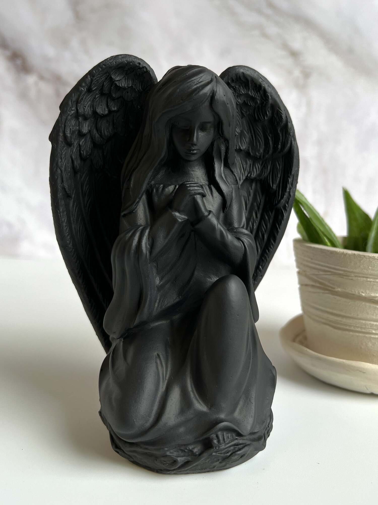 Статуэтка печальный ангел. Цвет чёрный. Гипс