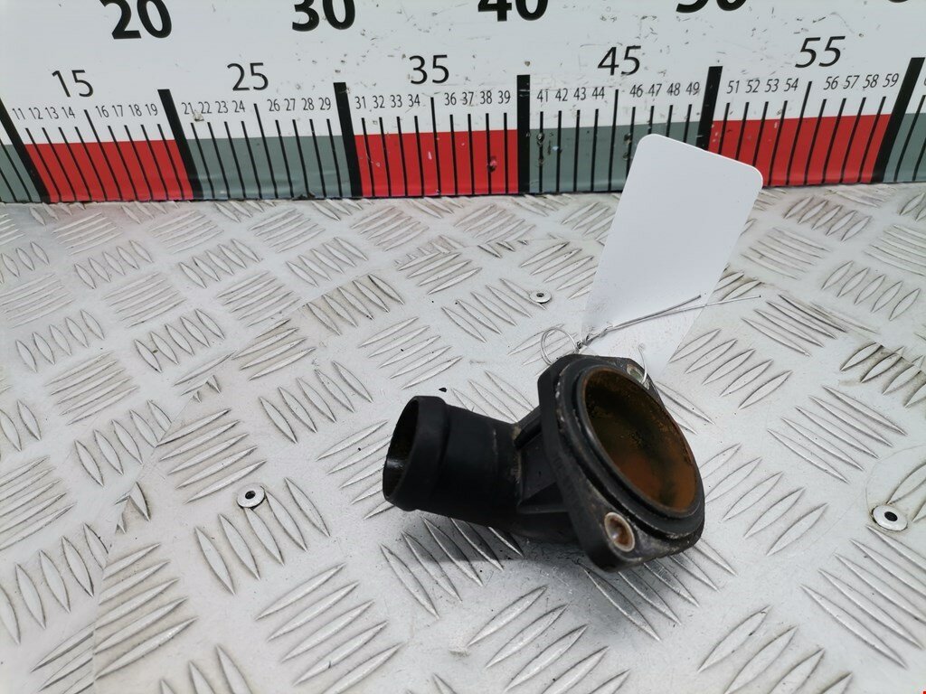 Корпус термостата Volkswagen Passat 5 030121121B арт. 1849900