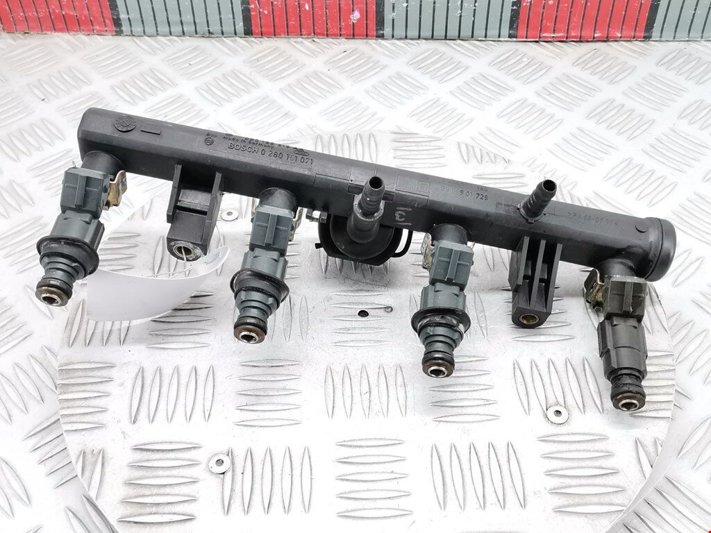 Форсунка бензиновая электрическая Volkswagen Polo 3 030906031J арт. 1898087