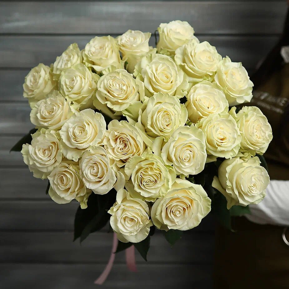 Букет живых цветов из 25 белых роз с лентой Эквадор 60 см от Букет Маркет