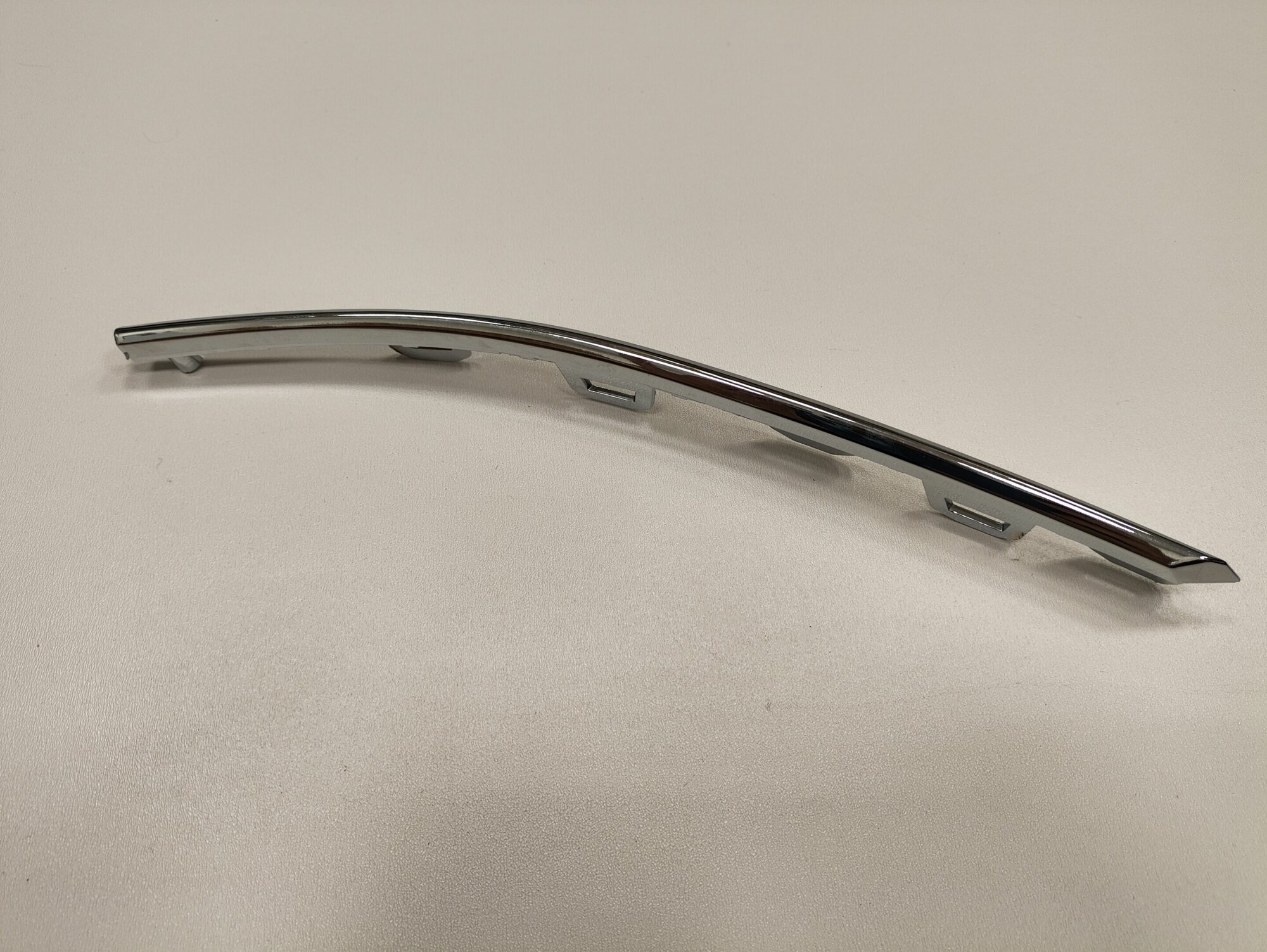 Молдинг бампера переднего левый (хром) Chery Tiggo 8 Pro MAX [2.0 16V 7AMT внедорожник ] 602002134AA