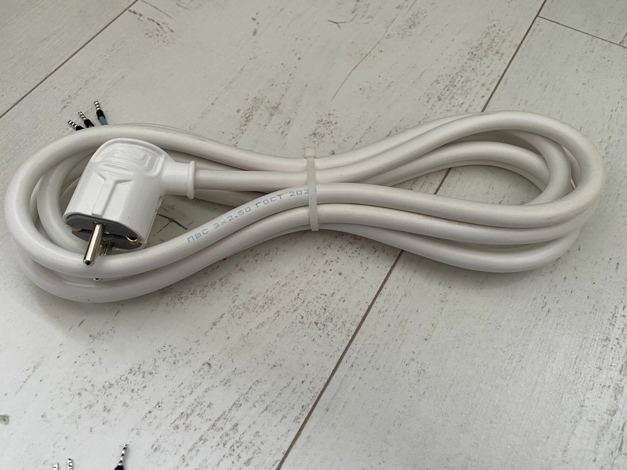 Провод с угловой вилкой 3х2.5мм2 белый (1 метр).