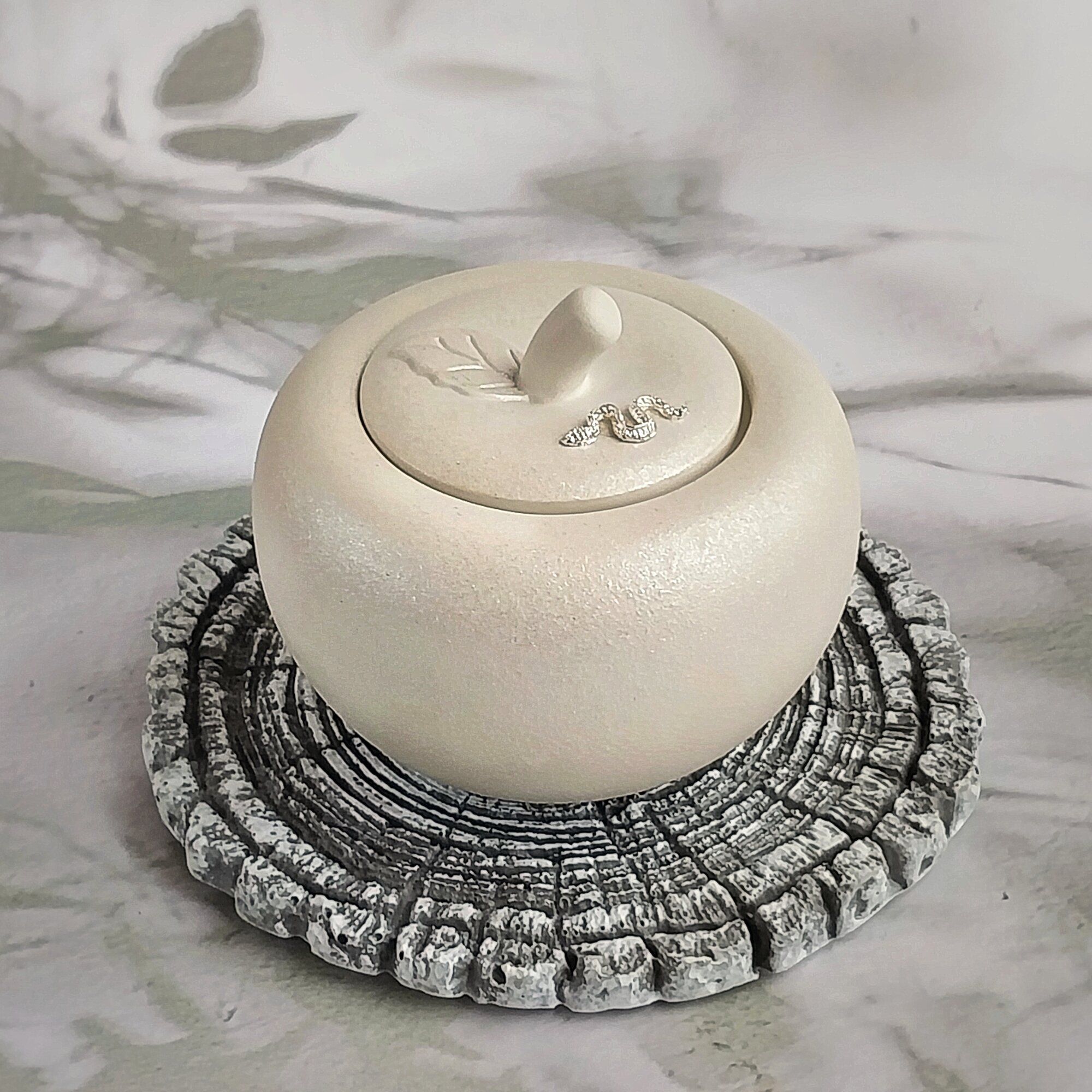 Шкатулка из гипса "Яблоко соблазна"/Фигурка-яблоко со змеей/ Жемчужное яблоко