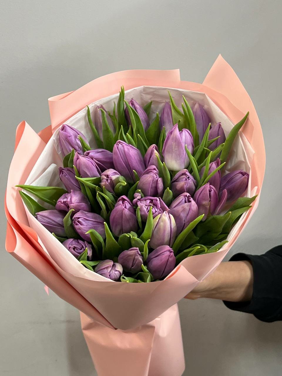 Монобукет, тюльпаны, оберточная бумага под ленту, цвет фиолетовый, 35 цветов
