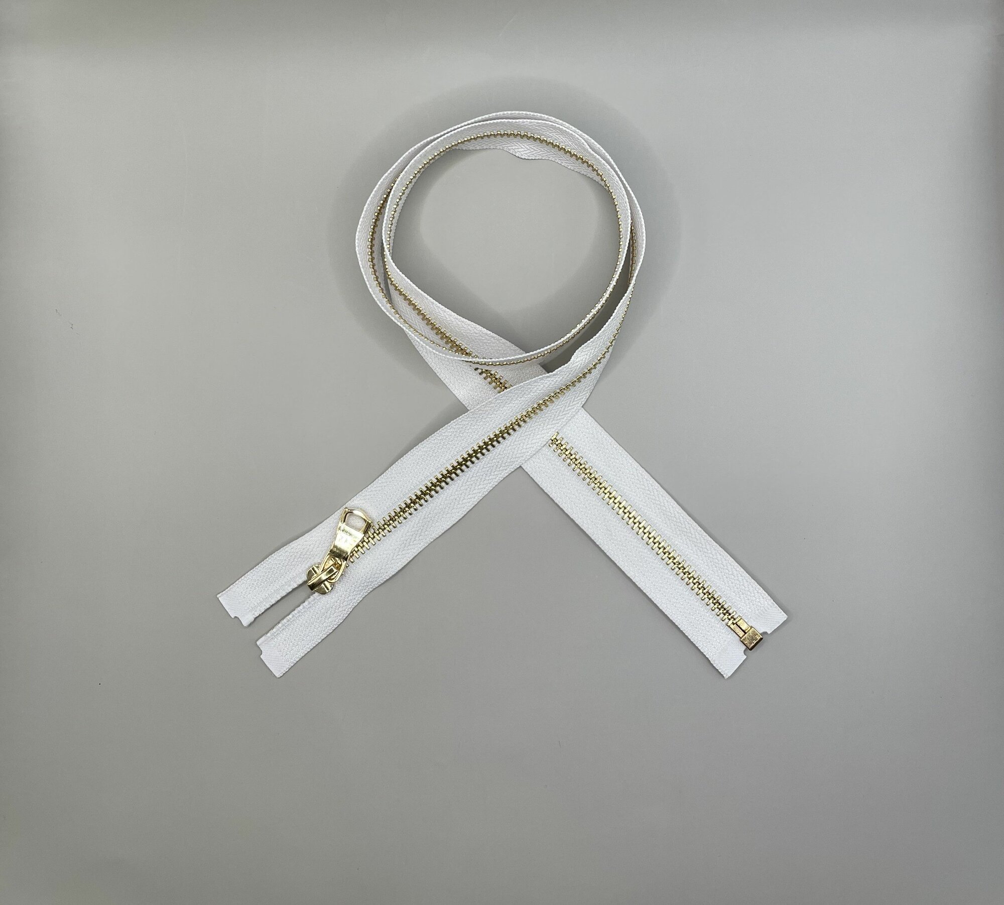 Молния(титан-легкий металл) , тип 5,80см, белый, зубья золото,1 замок.1шт.