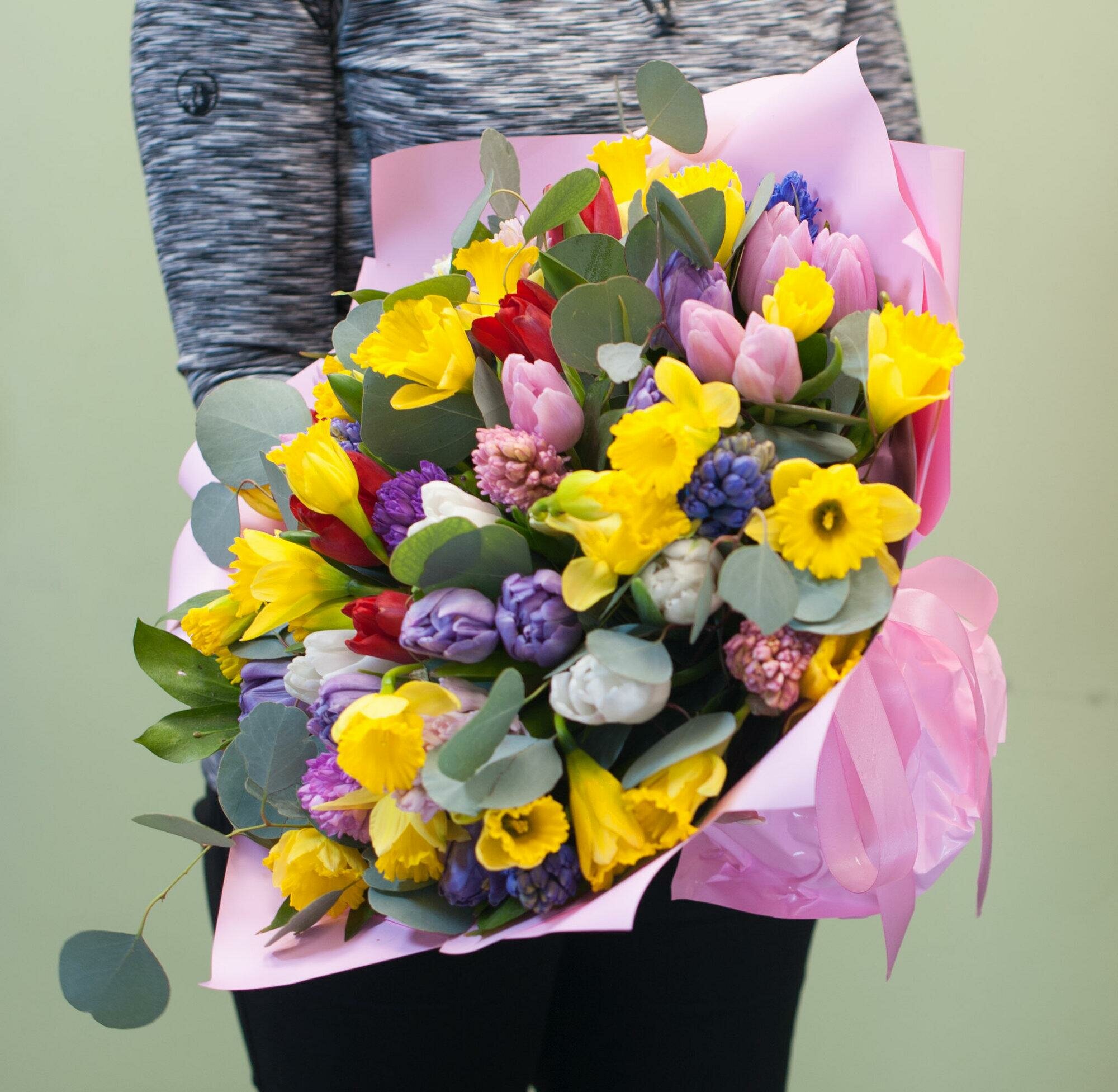 Букет цветов Charlotte "Моя весна", тюльпаны, гиацинты, нарциссы, эвкалипт, салал, пленка