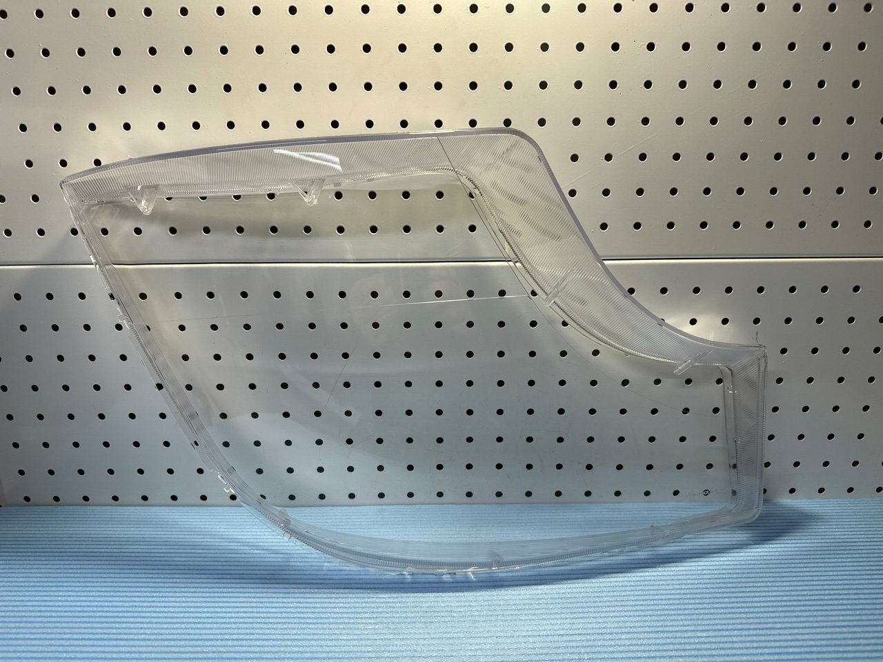 Стекло головной фары правой Мерседес Актрос МП4 МП5