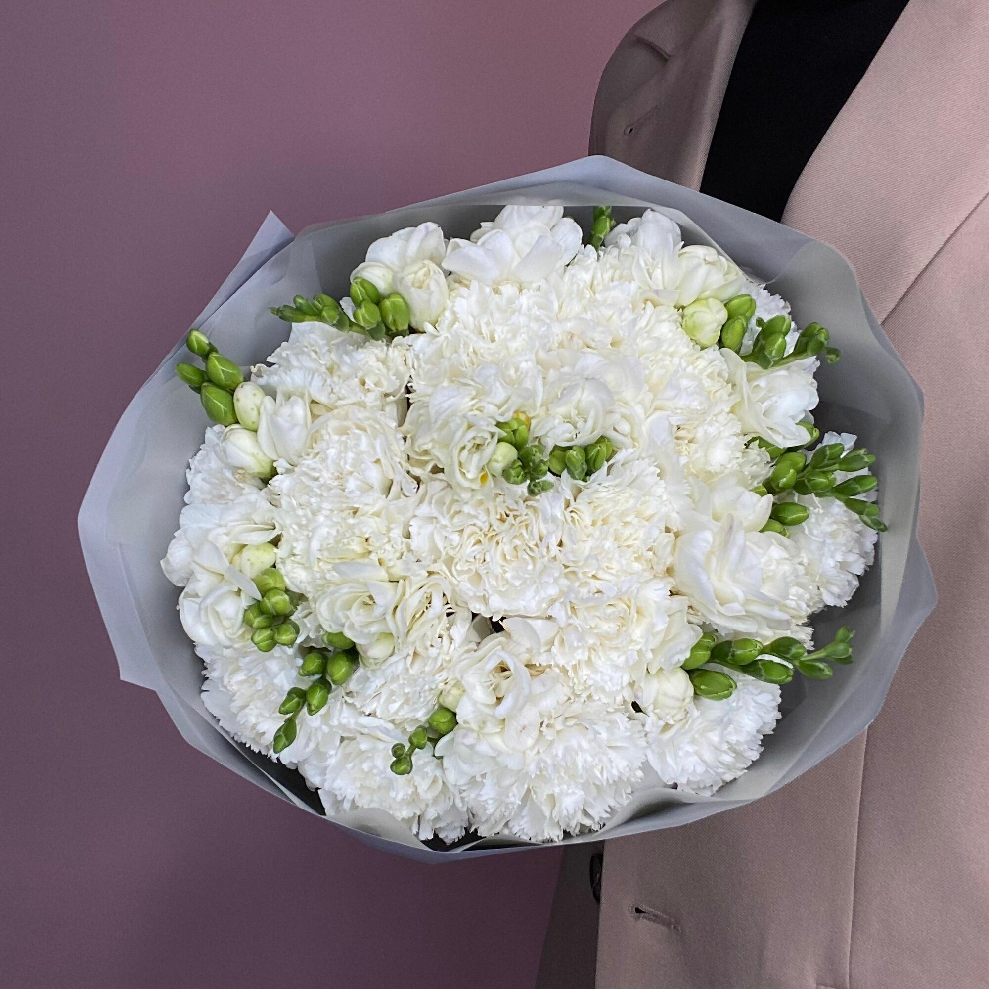 Белые диантусы (диантусы 19 шт, фрезии 12 шт.), высота букета 45 см