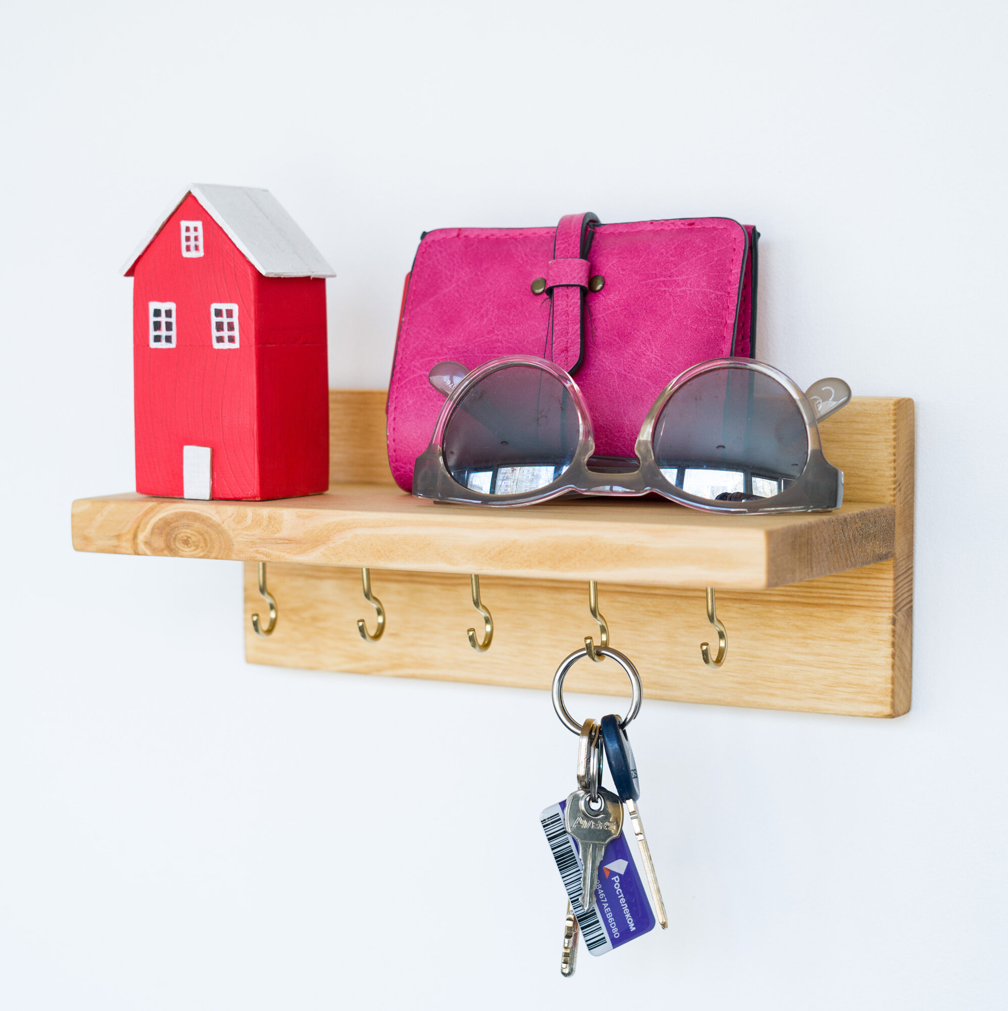 Ключница с полкой из дерева. Для детской или прихожей. Размер полки 10х25 см