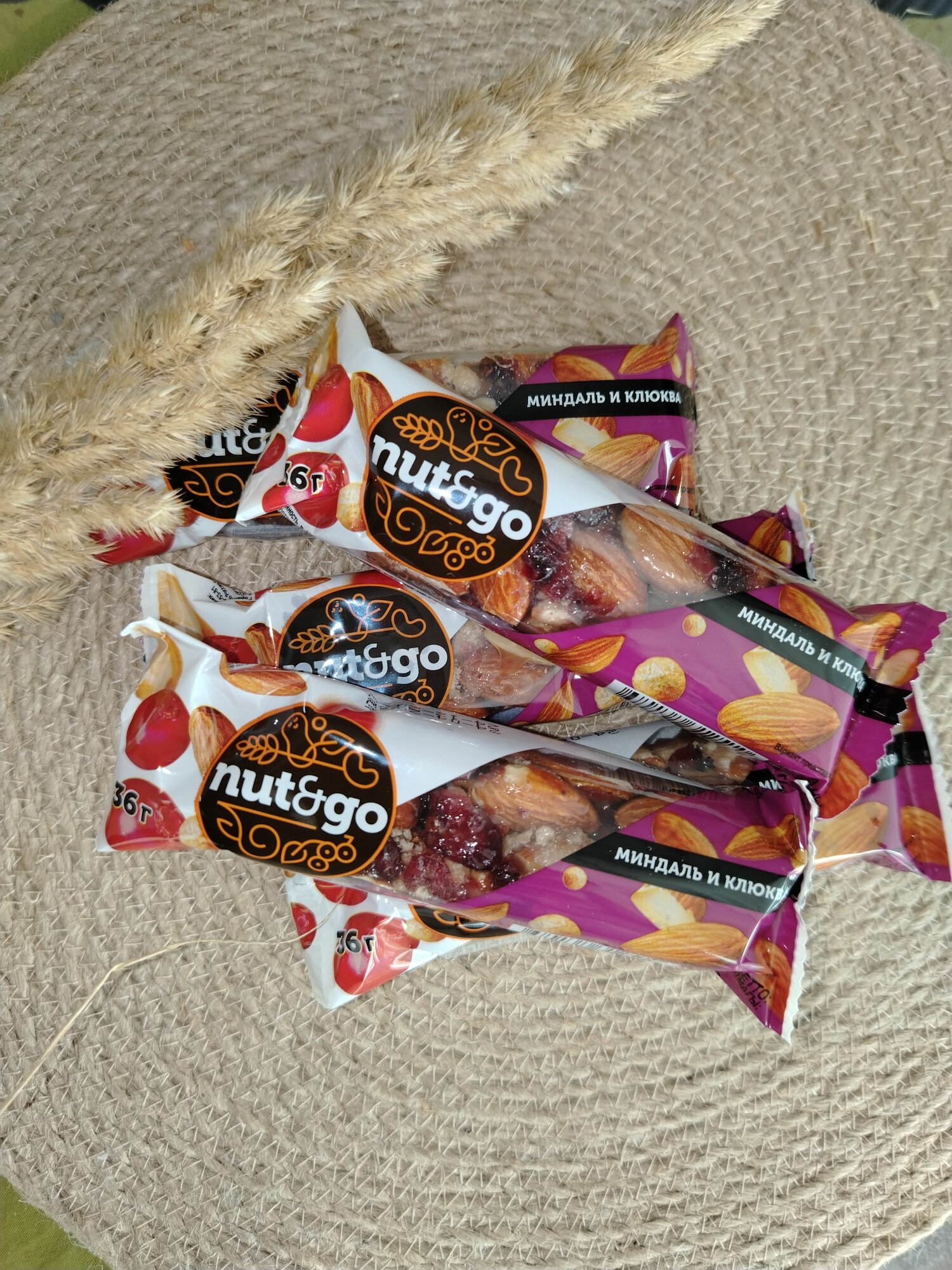 14 батончиков nut&go миндаль и клюква.