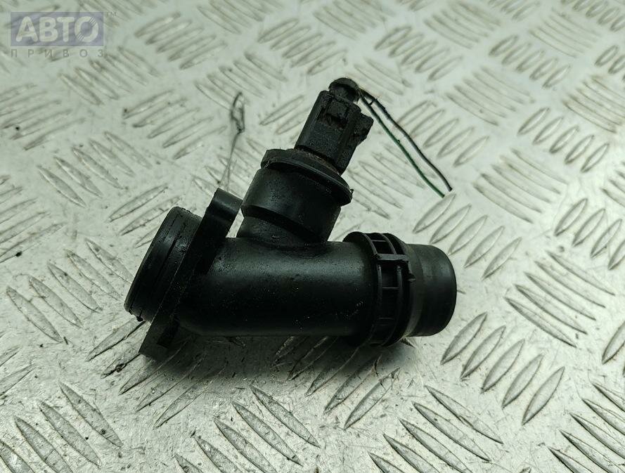 Фланец (тройник) системы охлаждения Volkswagen Golf-5