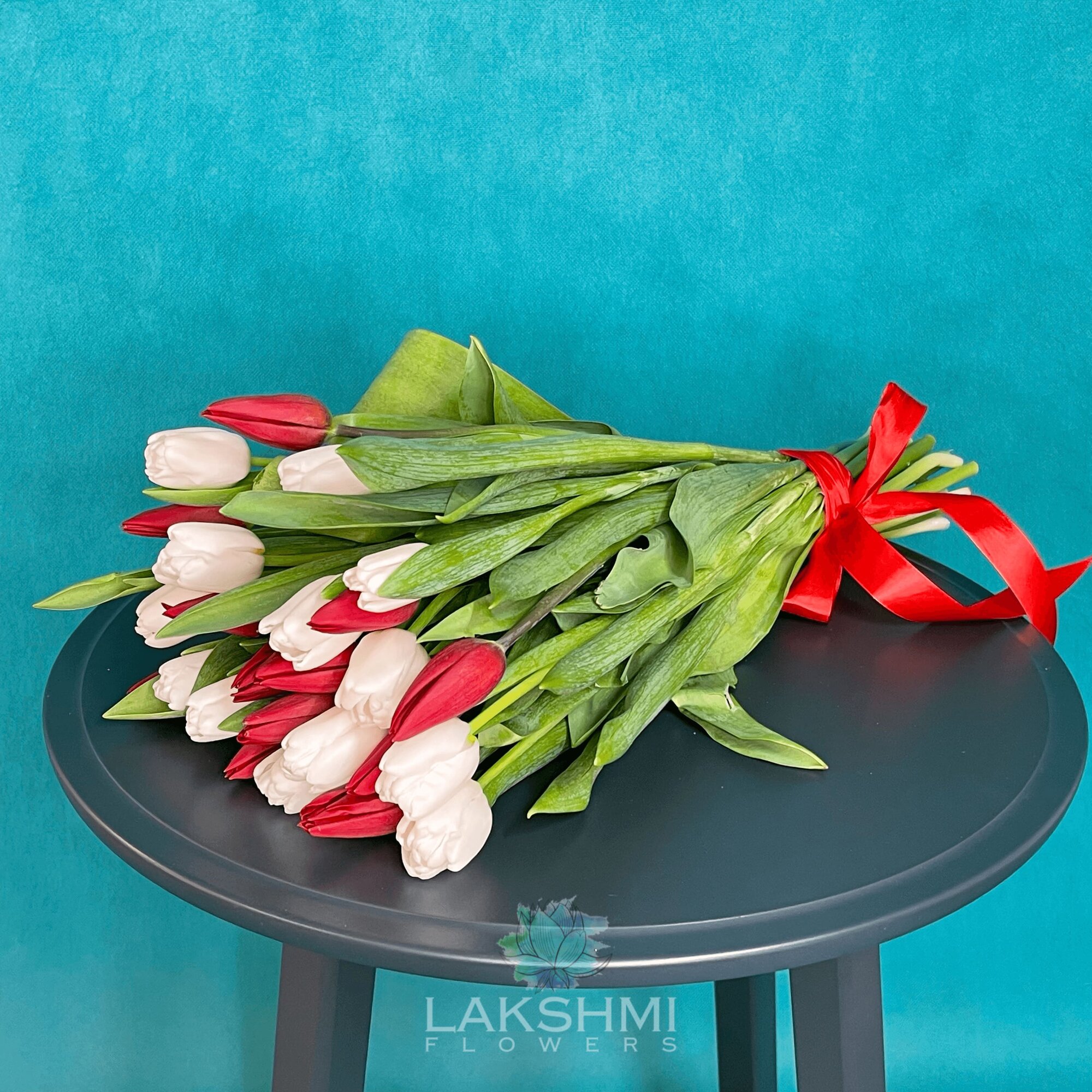 25 тюльпанов микс / Букет из 25 красных и белых тюльпанов под ленту