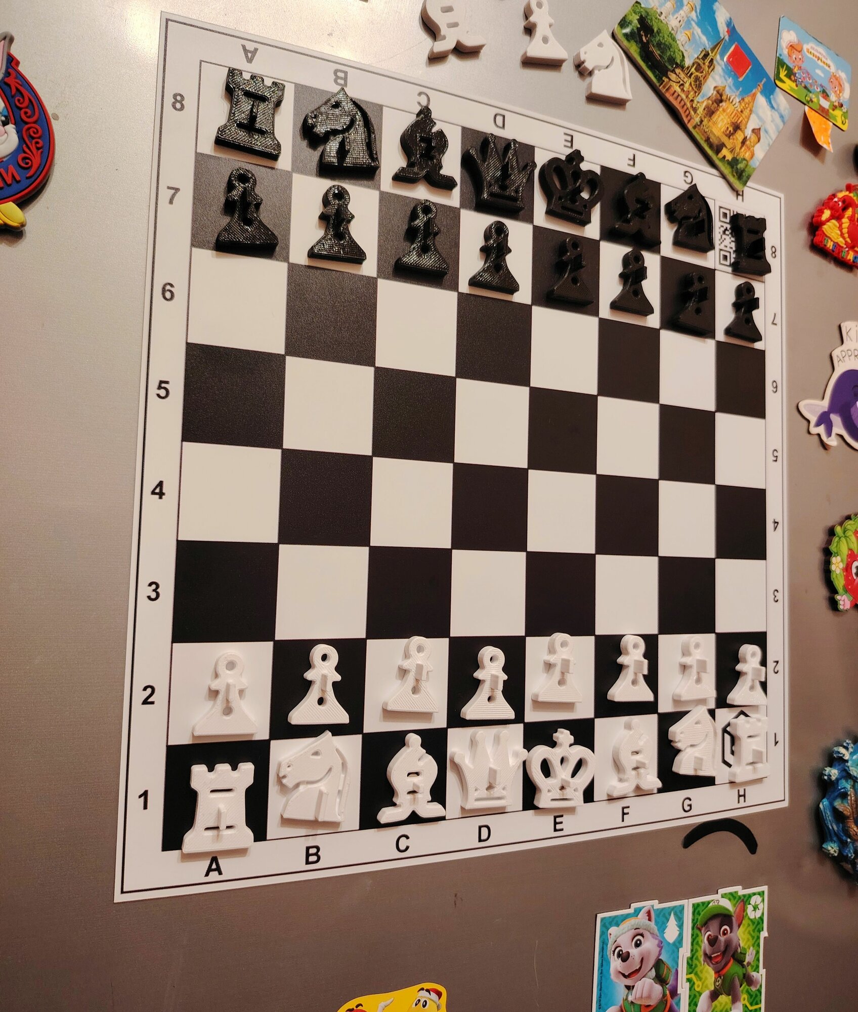 Магнитные шахматы "Вертикаль" (черные и белые)