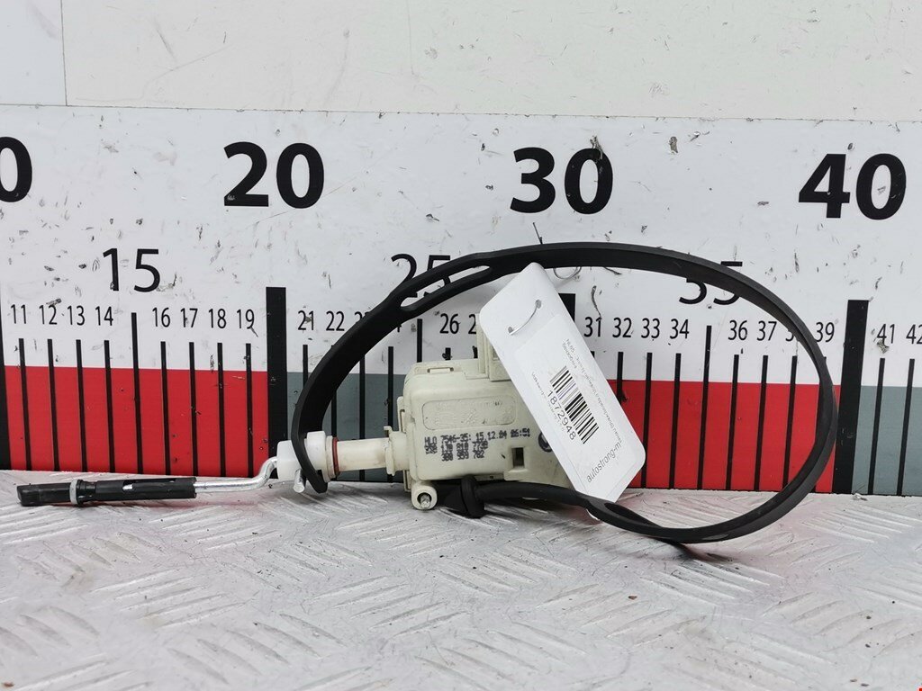 Сервопривод (электропривод моторчик привода) лючка бензобака Volkswagen Touareg 1 1J0819773B арт. 1872948