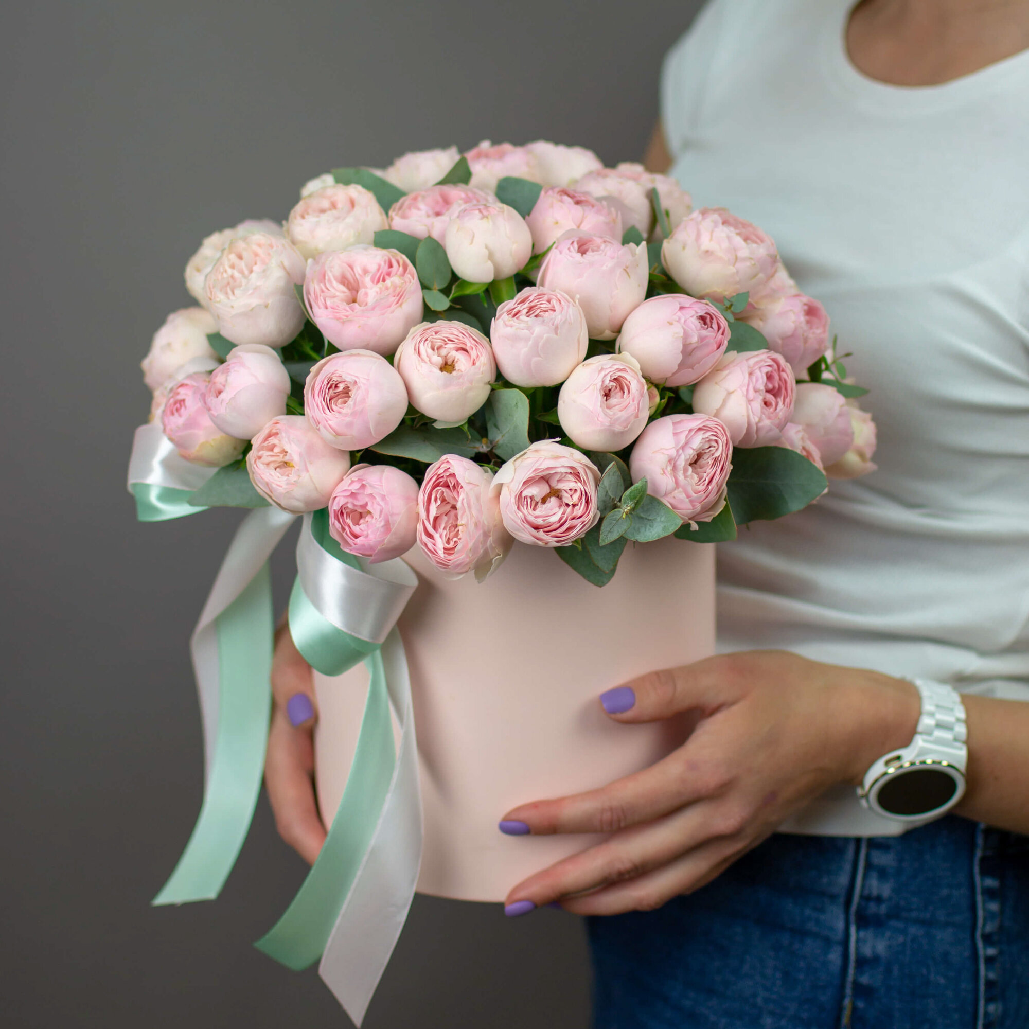 Коробка с пионовидными розами Мэнсфилд парк, размер XL