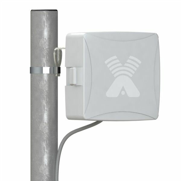Направленная панельная WiFi-антенна Антэкс AX-2410P, крепление на стену, разъем N-female