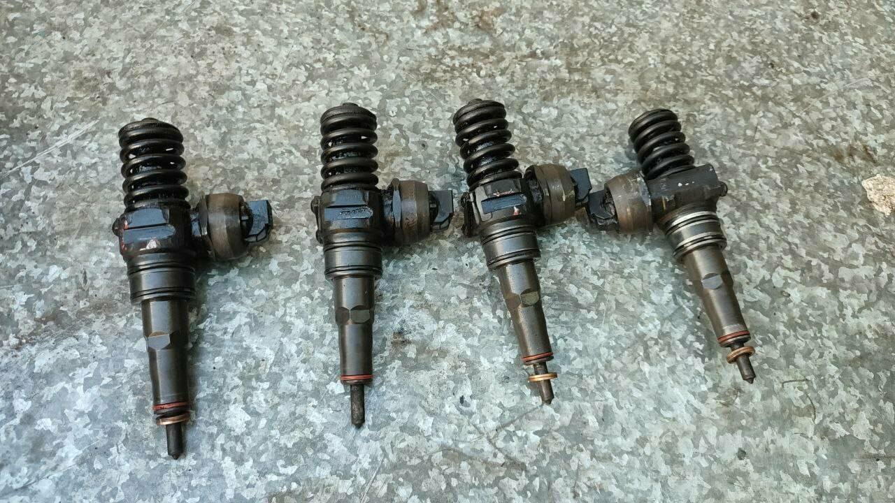 Форсунка топливная Volkswagen Caddy 3 (2004 - 2010) 038130073AF