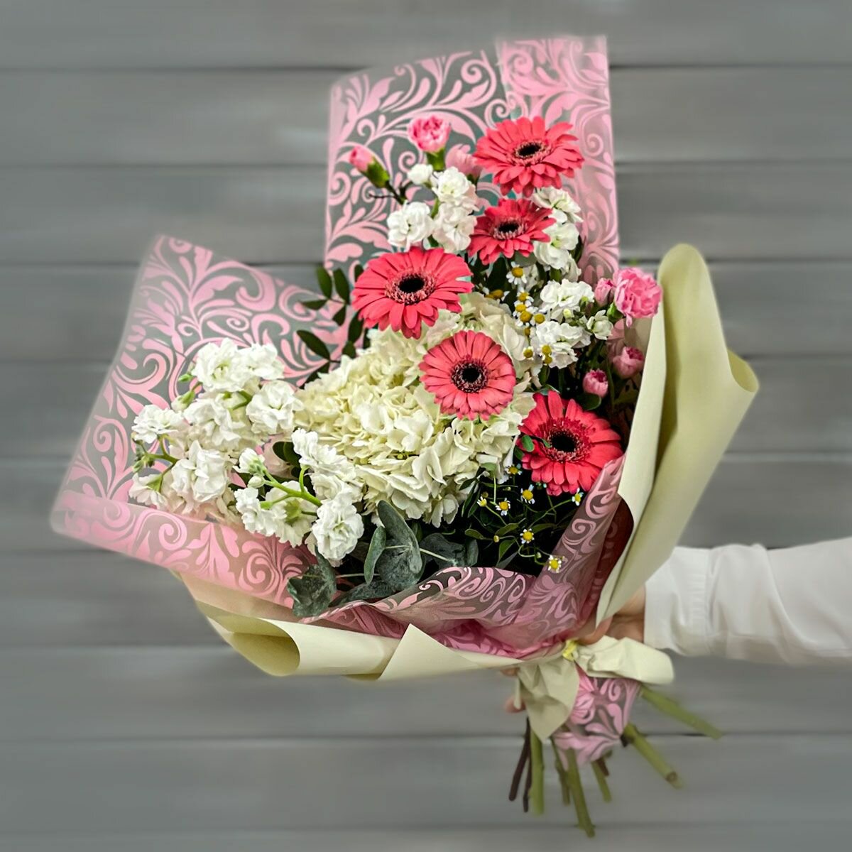 Букет Букет Маркет, маттиолы, герберы, гортензия, листья эвкалипта, гвоздики