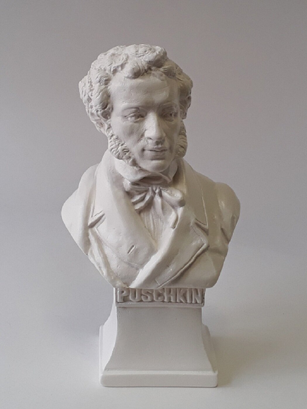 Статуэтка бюст писатель и поэт А. С. Пушкин. Высота 14,5см. Гипс, цвет белый