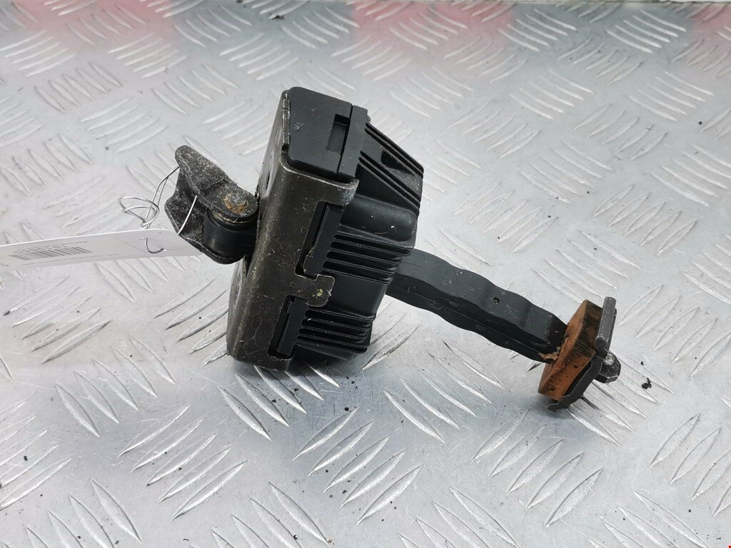 Ограничитель открывания двери передней BMW 6-Series (E63/E64) 51217176803 арт. 1819850