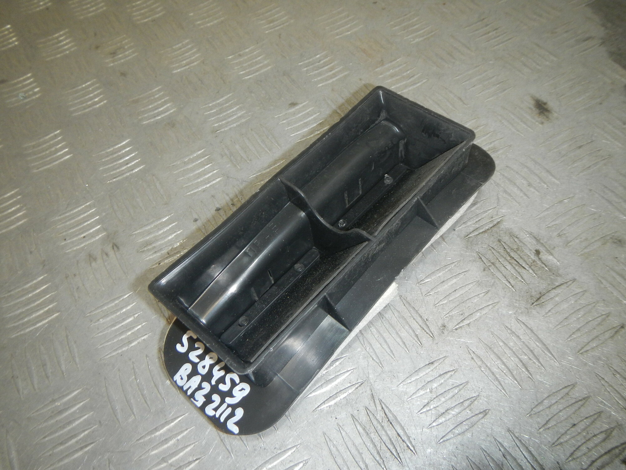 Б/У Решетка вентиляционная, ВАЗ-2112 ВАЗ 2112 Новая. 528459 LADA арт. 21128104102