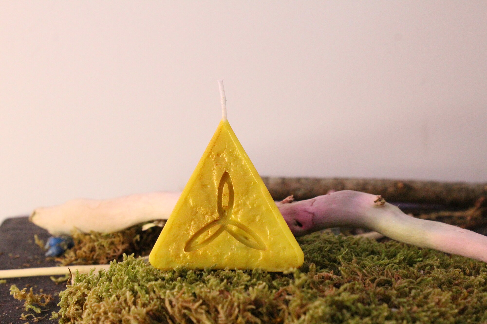 Ведьмина руна Романтик (свеча) (жёлтая) от сглаза и негатива Любовь/Отношения/Брак