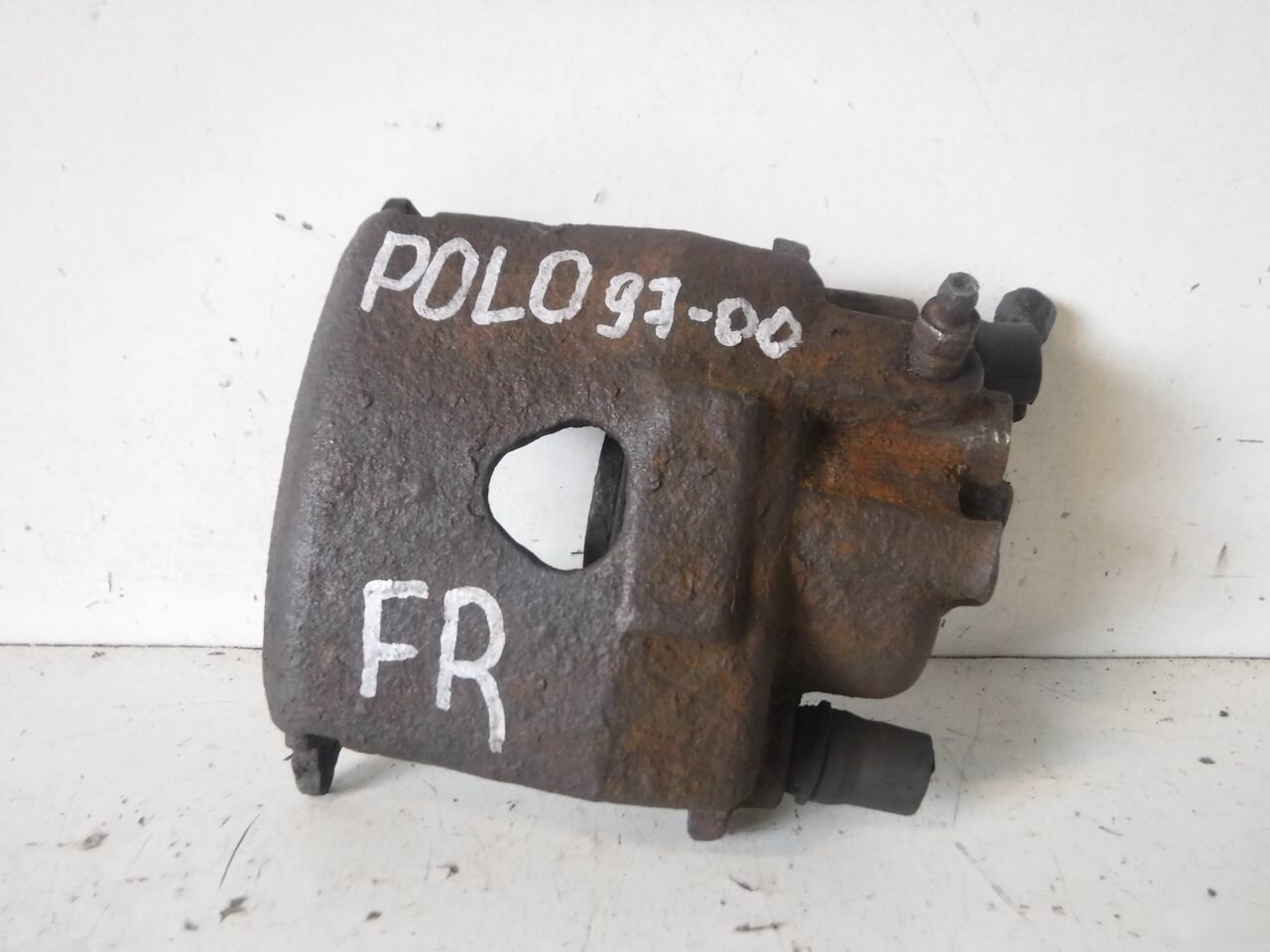 Суппорт тормозной передний правый Volkswagen Polo III (1994—2002) 1H0615124C