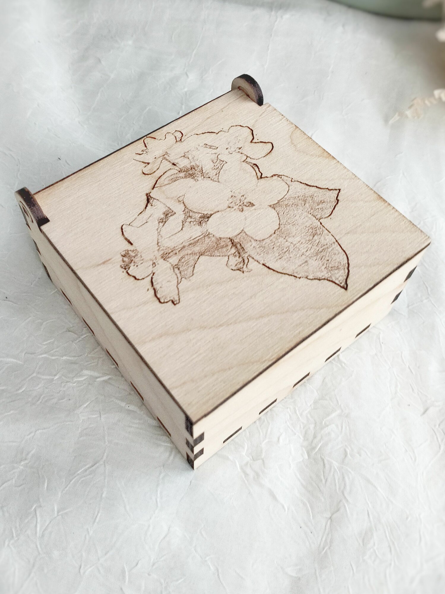 Деревянная коробка для подарка с наполнителем 9х9х5,5 см - Цветущая яблоня