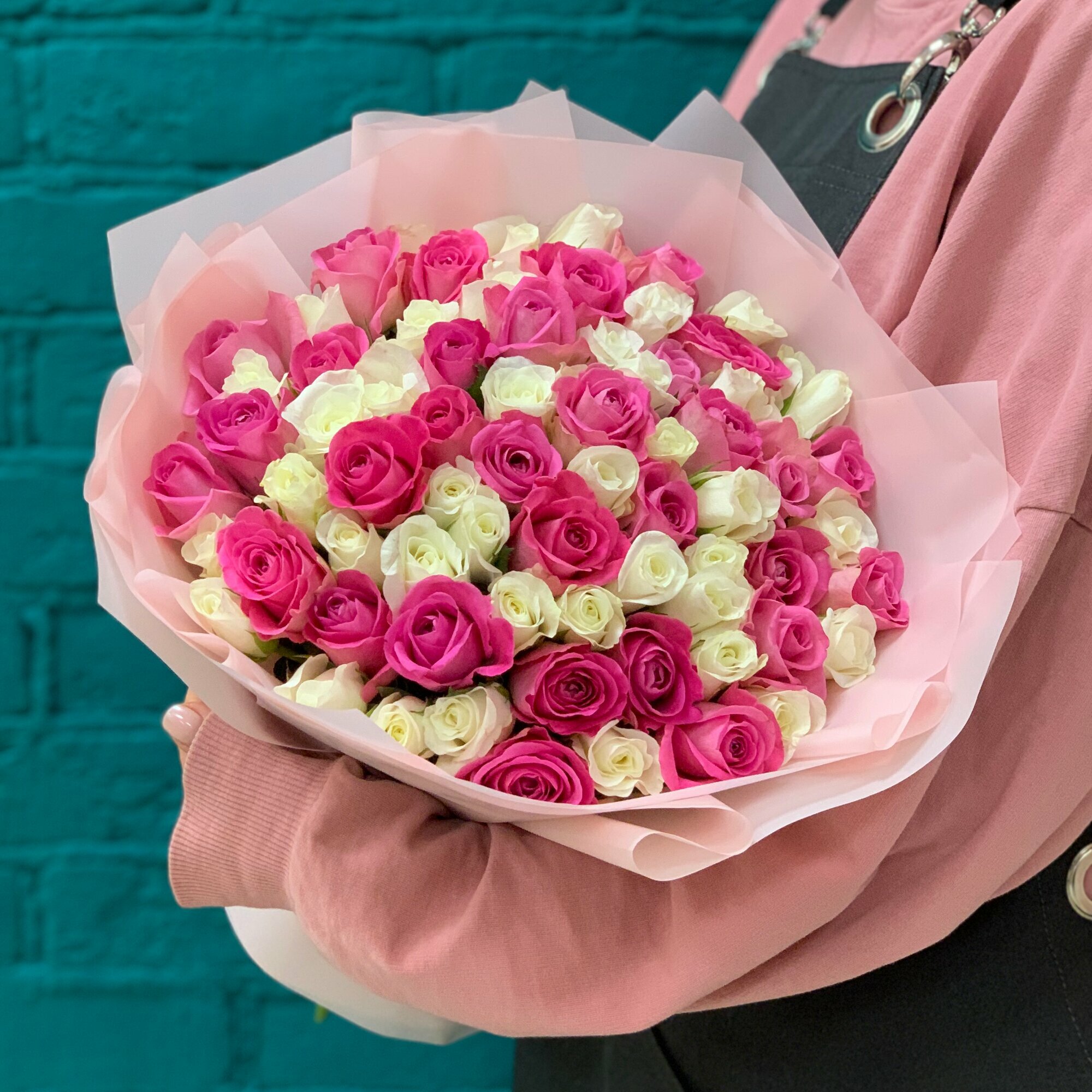 Букет от бренда "Цветы и Мишки" в составе: 75 кенийских белых и розовых роз в подарочной упаковке