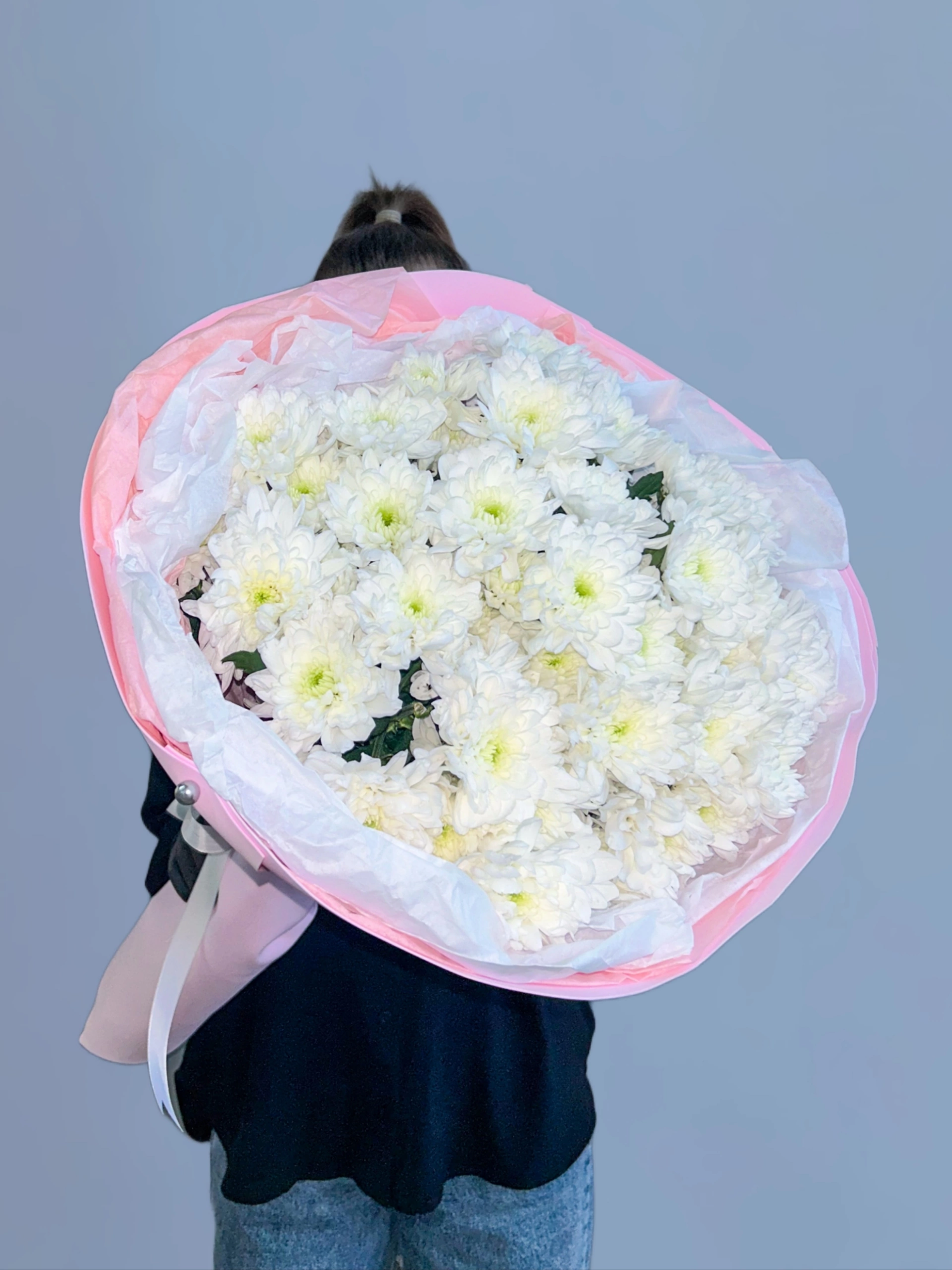 Букет из 9 махровых хризантем, моно букет в дизайнерском оформлении