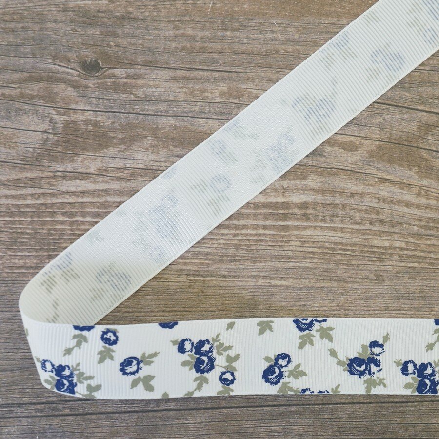 Лента репсовая на картонной катушке Розочки 5 м белый HEMLINE VR22.456