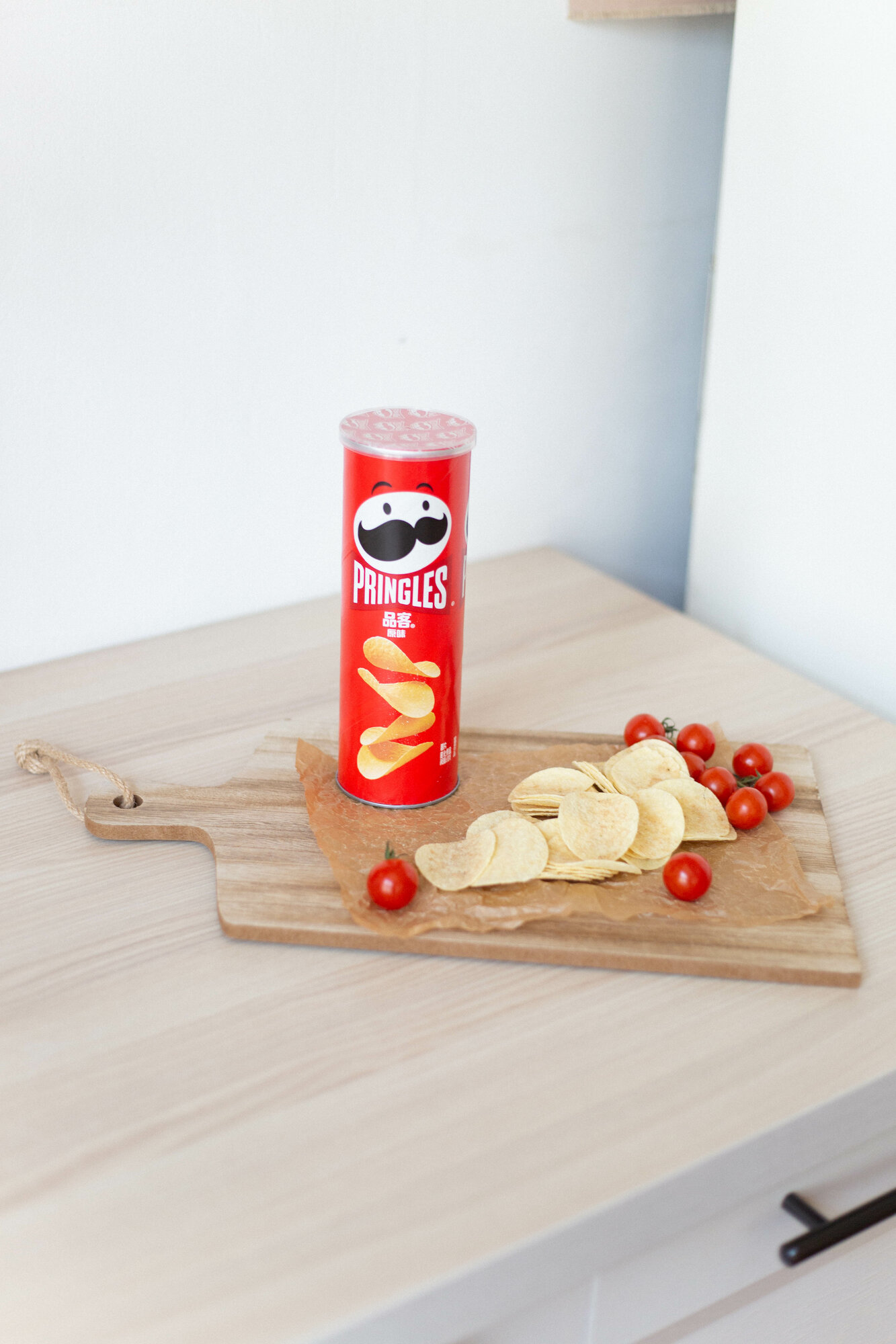 Чипсы "Pringles" с оригинальным вкусом.