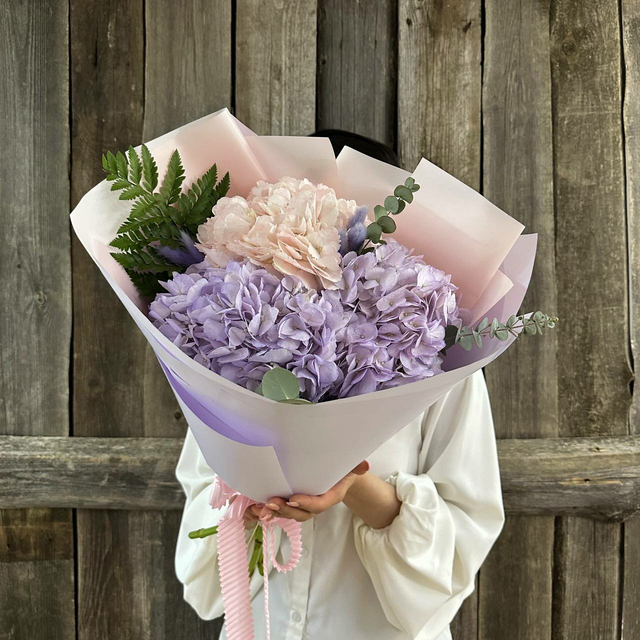 Монобукет из гортензий с ветвями эвкалипта FM788 от бренда Flori Mondi