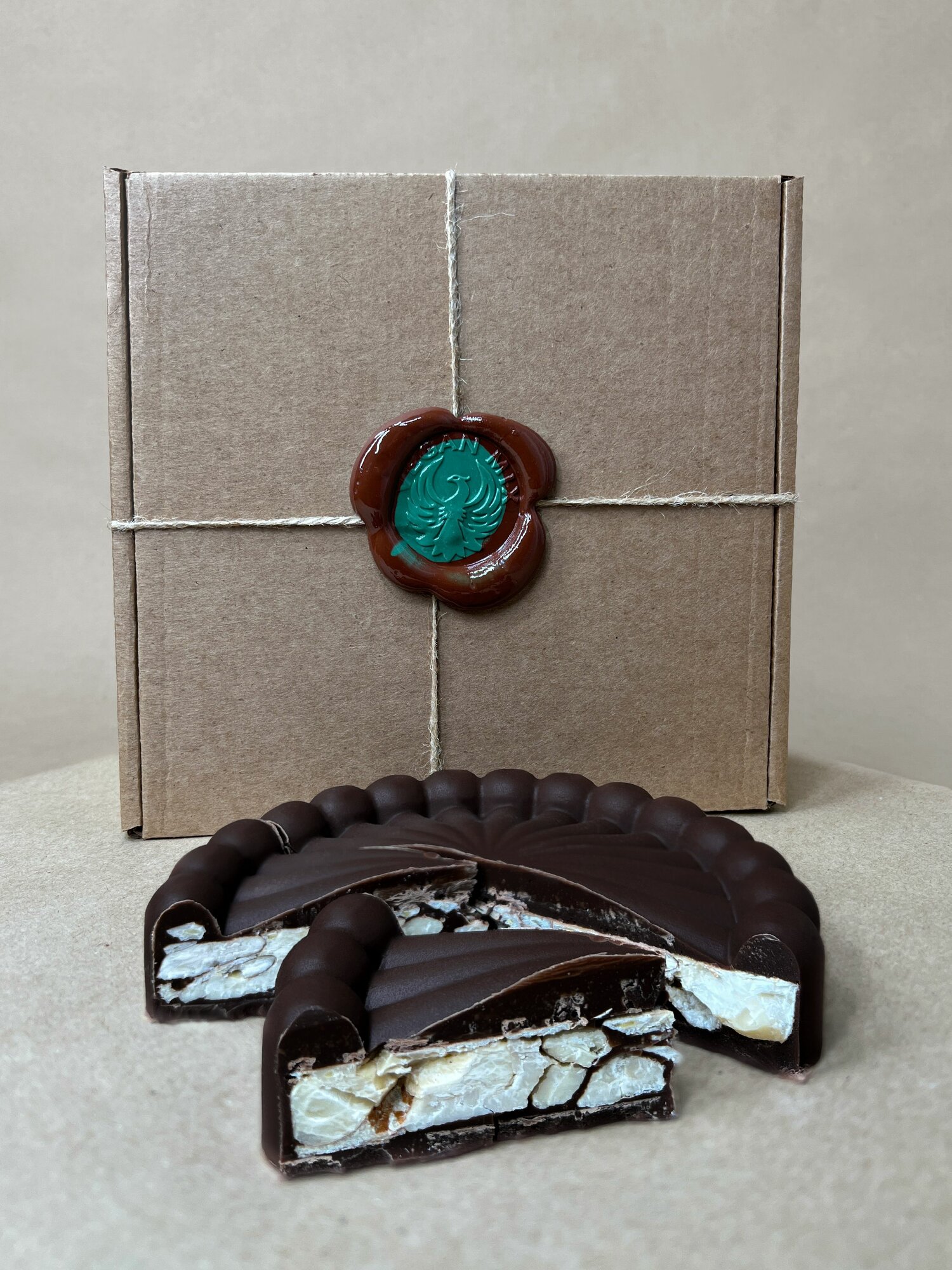 Веганский горький шоколад с прессованными орехами 250 гр