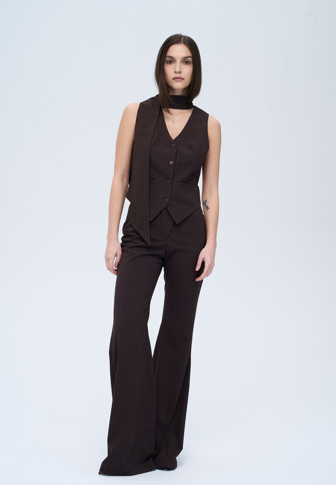 Жилет "Полоска/Dona Vera" женский, приталенный, V-образный вырез, удлиненная модель, подкладка с кантом, регулировка спинки