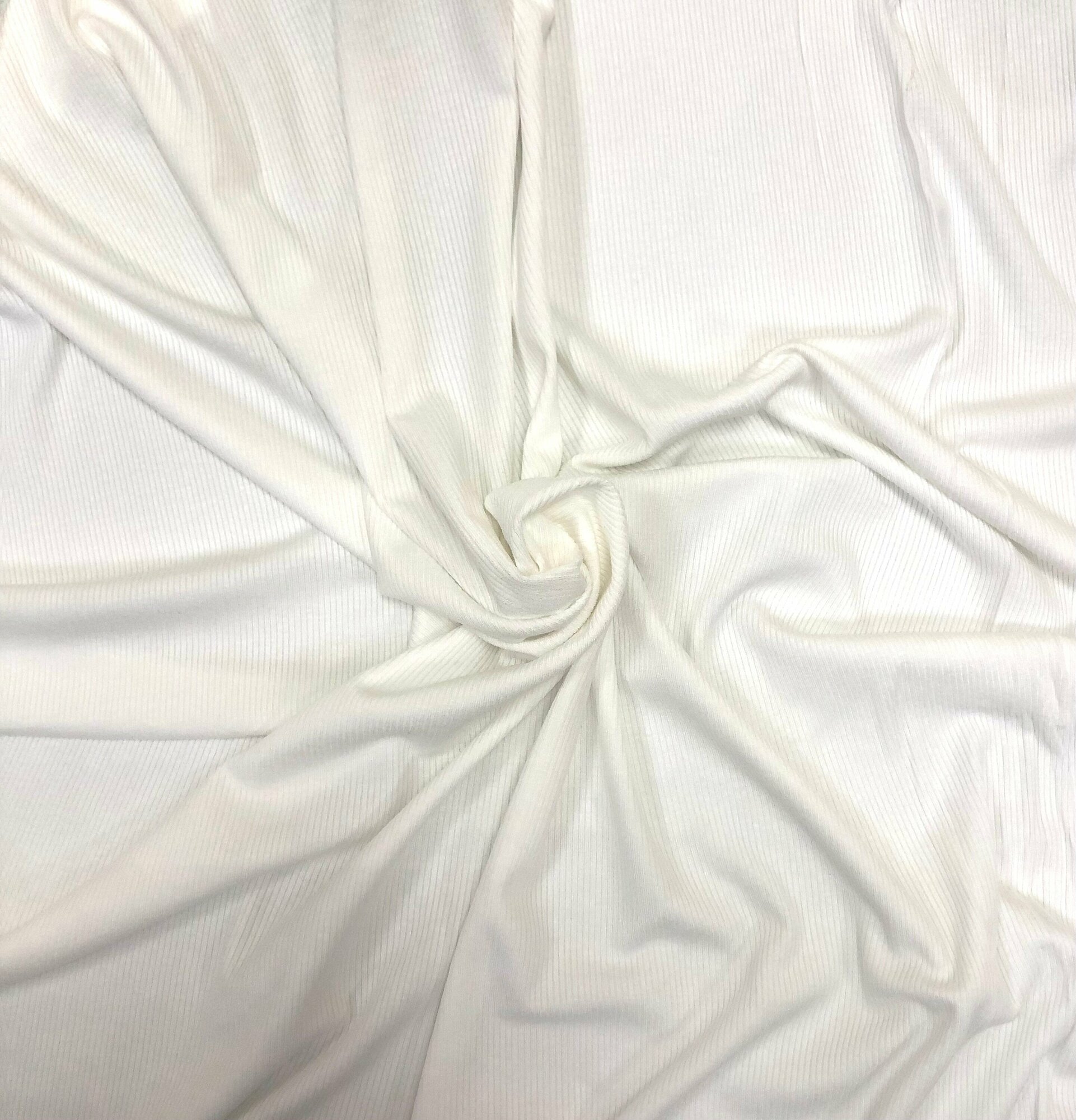 Ткань трикотаж, белый цвет, 94%вискоза 6% эластан, плотность 220гр, ширина 125см, Франция, любой метраж кратный 1м