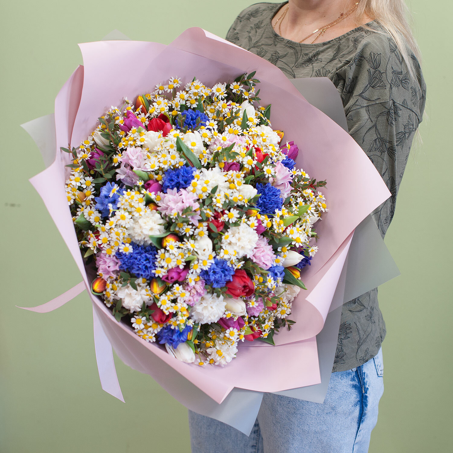 Букет цветов Charlotte "Весенняя ромашка", 105 цветов, на стеблях