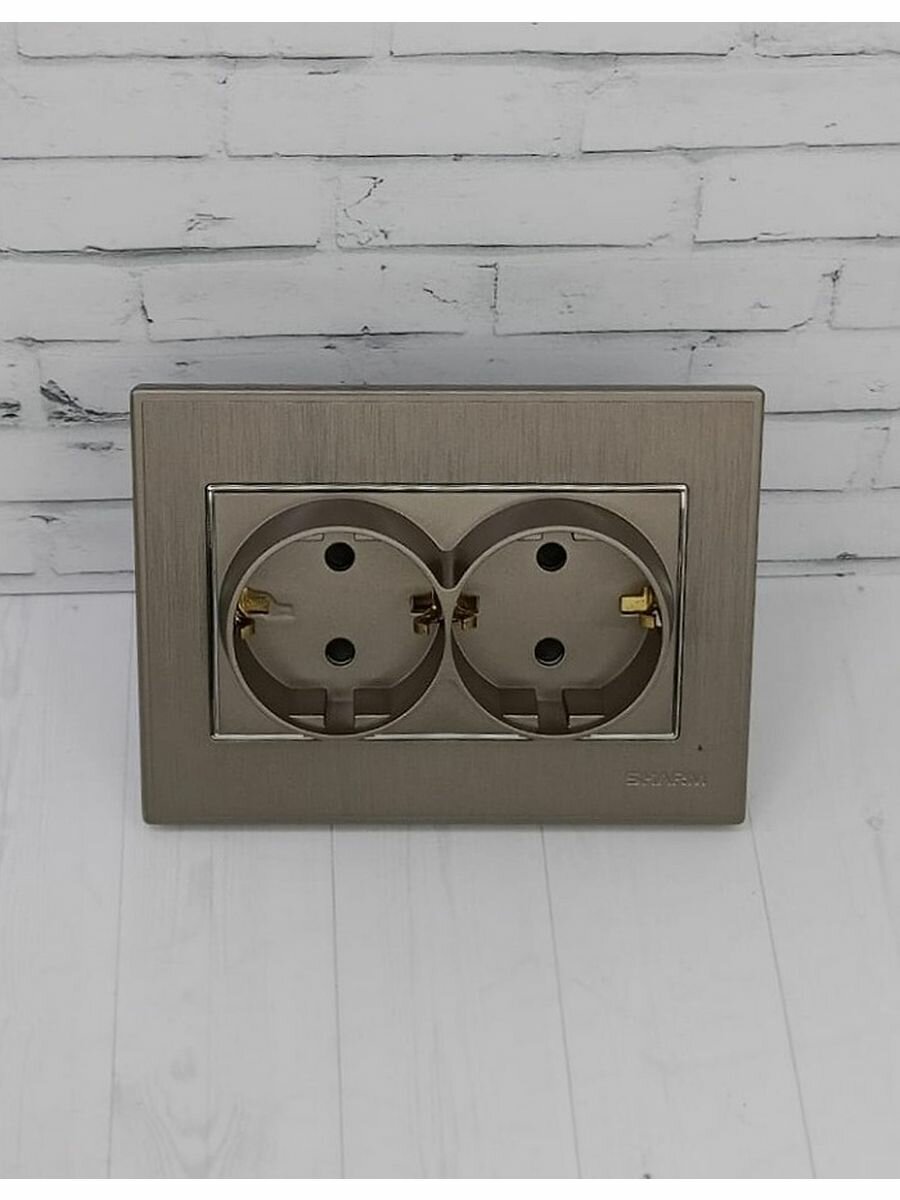 Розетка двухместная коричневая 573