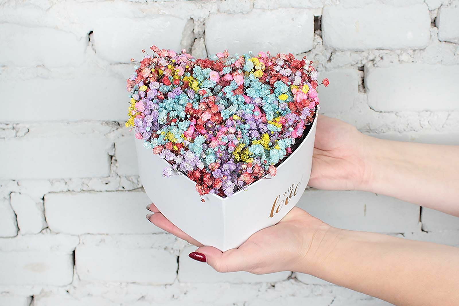 Композиция Радужное сердце из гипсофилы.