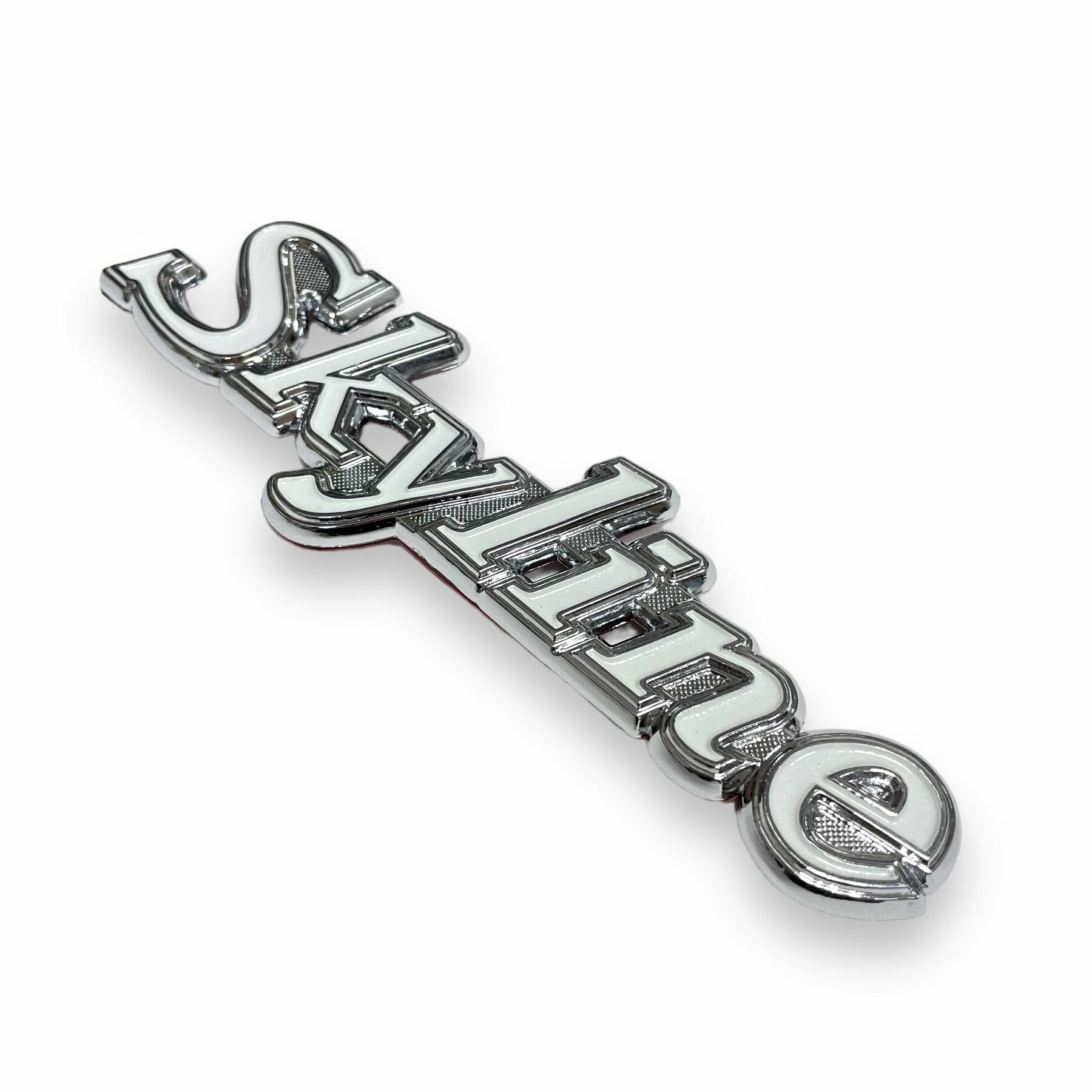 Шильдик на багажник для Nissan "SKYLINE" белый хром (длина 15.5см)