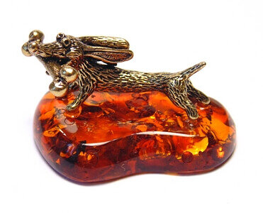 Фигурка декоративная на натуральном янтаре Такса с косточкой 4 х 3 см
