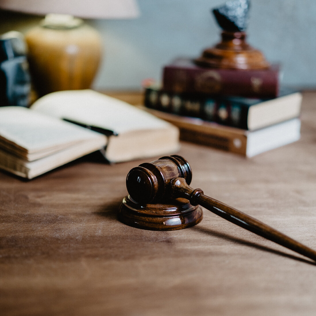 Деревянный аукционный молоток (молоток судьи) из древесины кедра. wg1