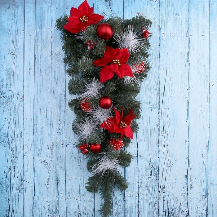 Искусственная новогодняя ёлка "Пуансетия с сединой" 57 см, красивая зелёная маленькая ель с украшениями, настенная подвесная декоративная ёлочка в горшке для дома на Новый год, ветки ПВХ, красная